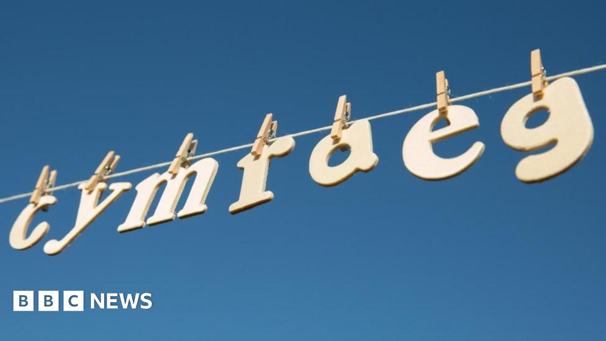 Number of Welsh-speakers at lowest in eight years - BBC News