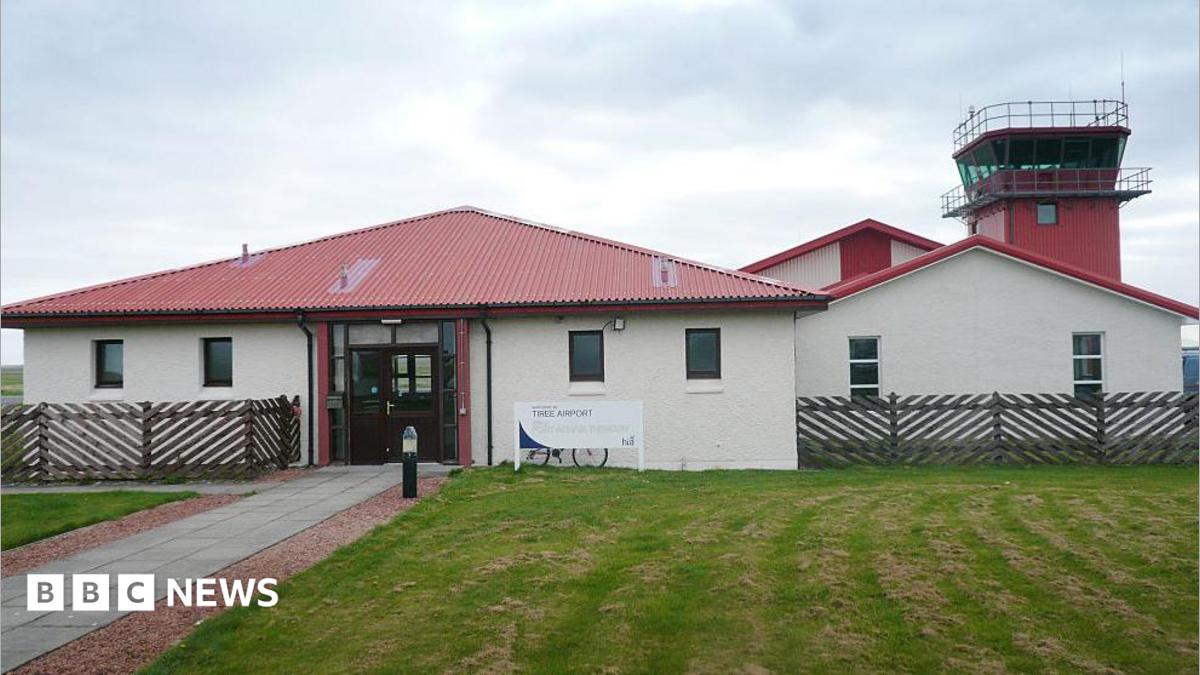 Sand dune erosion reveals waste from Tiree RAF station - BBC News