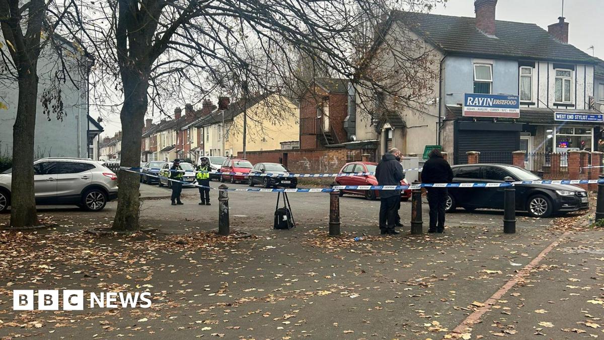 Man arrested over death in street in Wolverhampton - BBC News