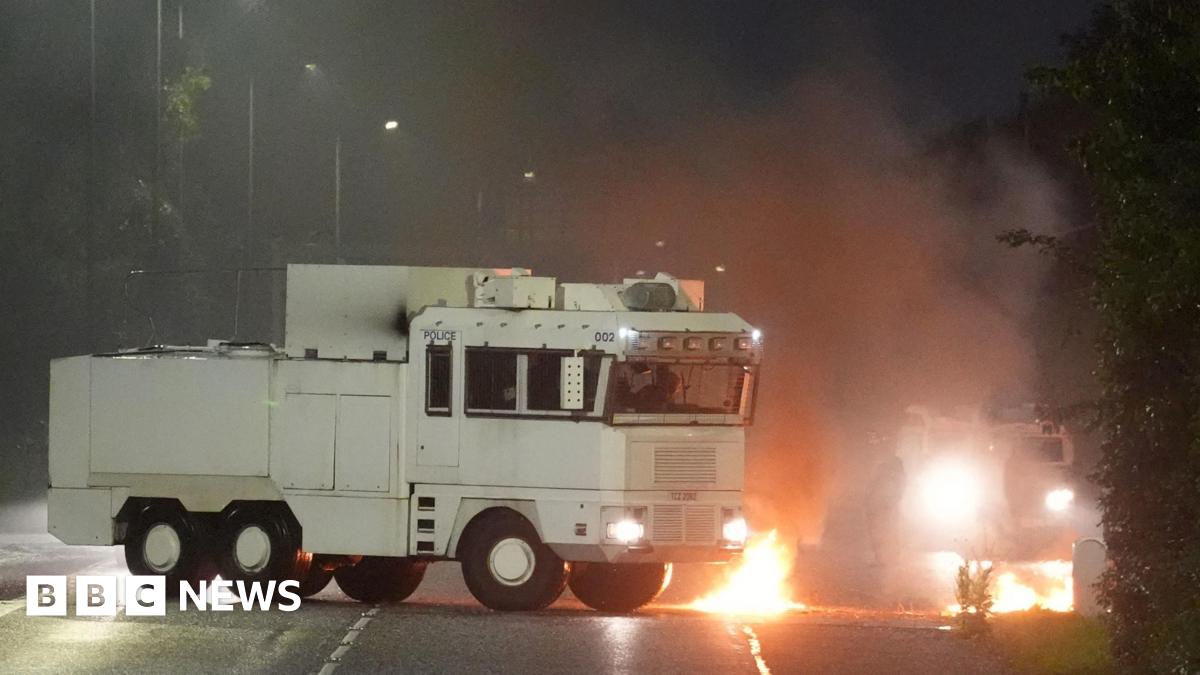 NI riots: Police fire water cannon while under attack in Portadown ...