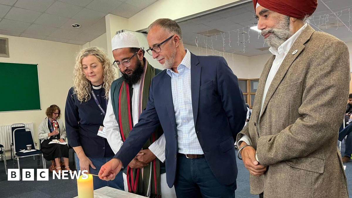 Stoke-on-Trent faith leaders meet to call for peace after riots - BBC News