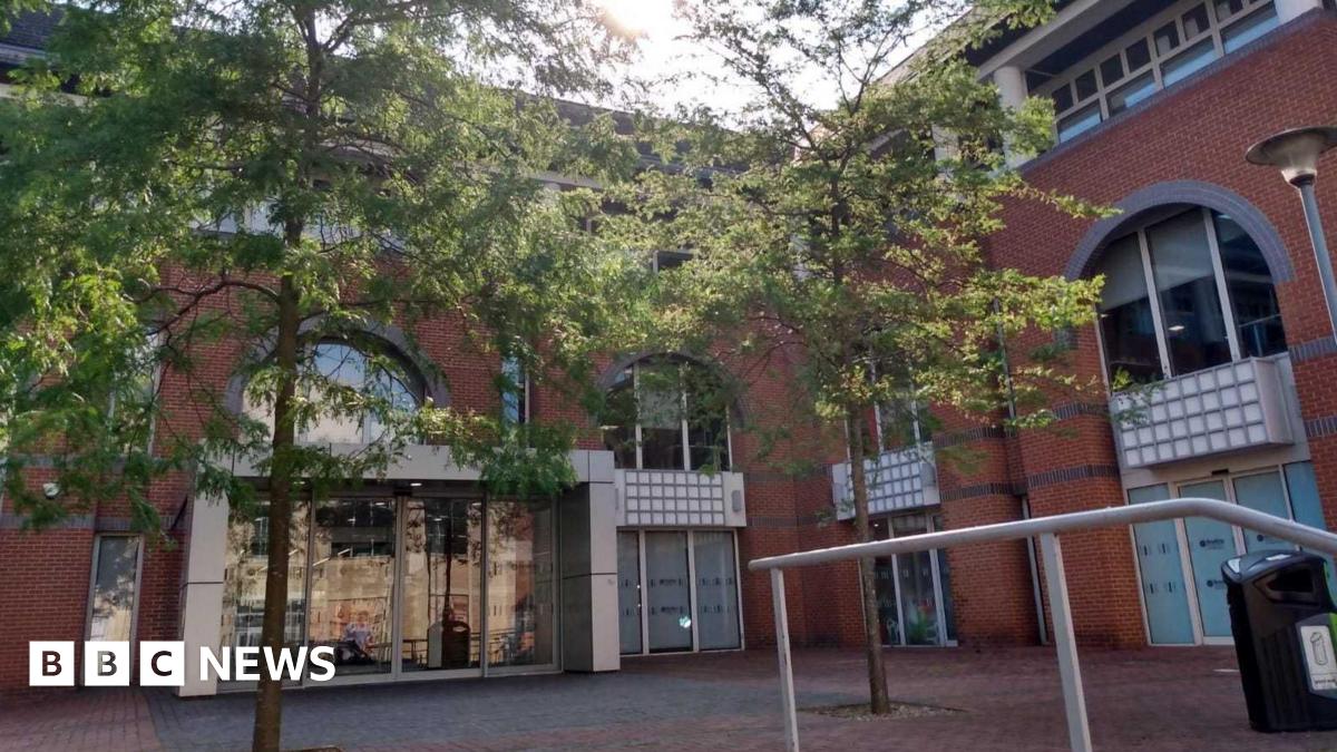 Reading Borough Council reveals £6m overspend - BBC News