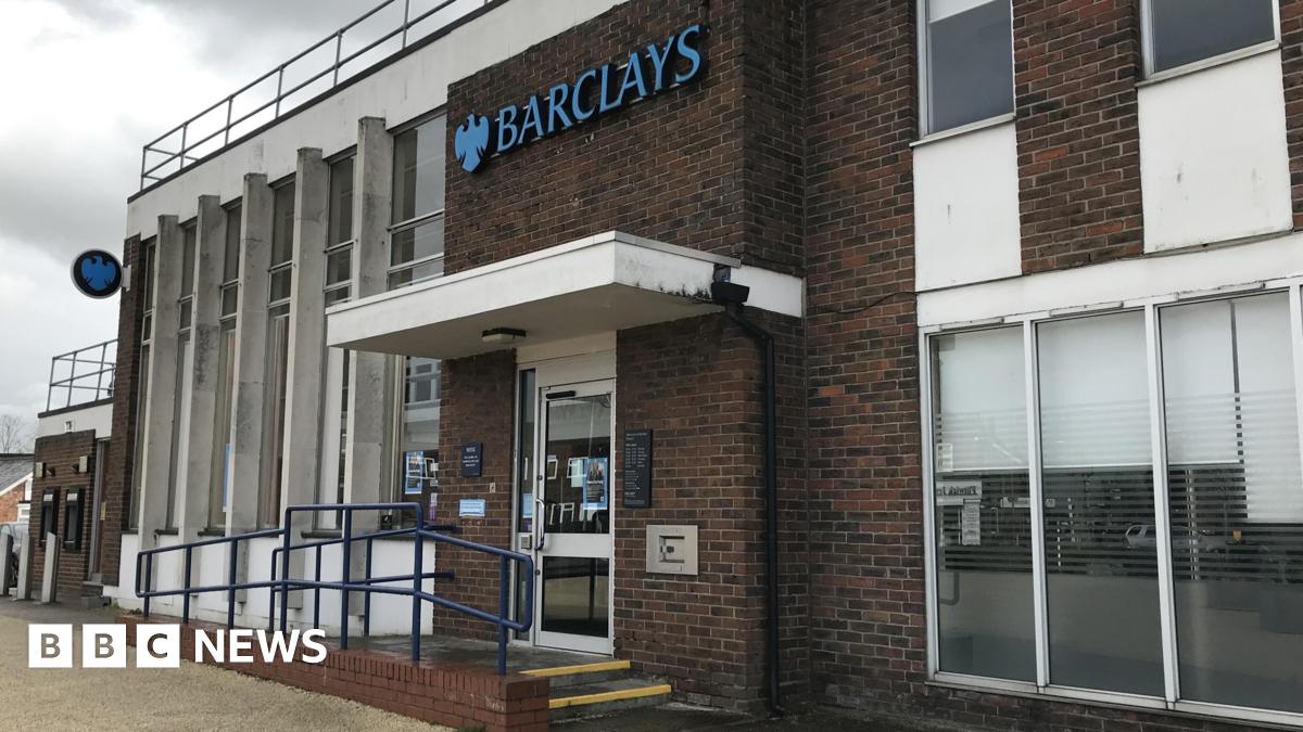 Flitwick's only bank shuts months after Post Office closure - BBC News