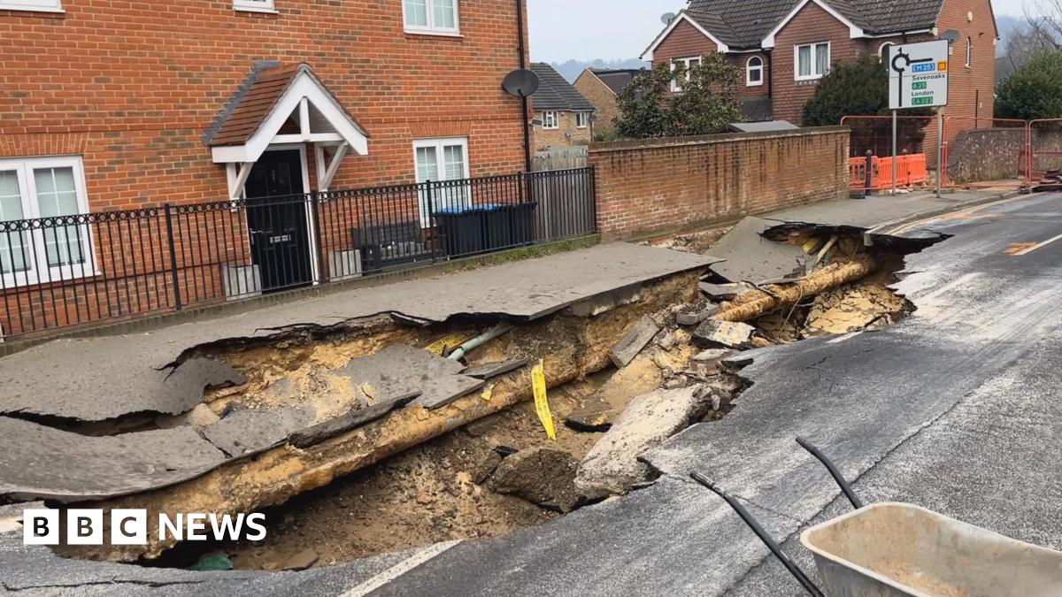 Godstone sinkhole: Watch BBC reporter examine the buckled road - BBC News