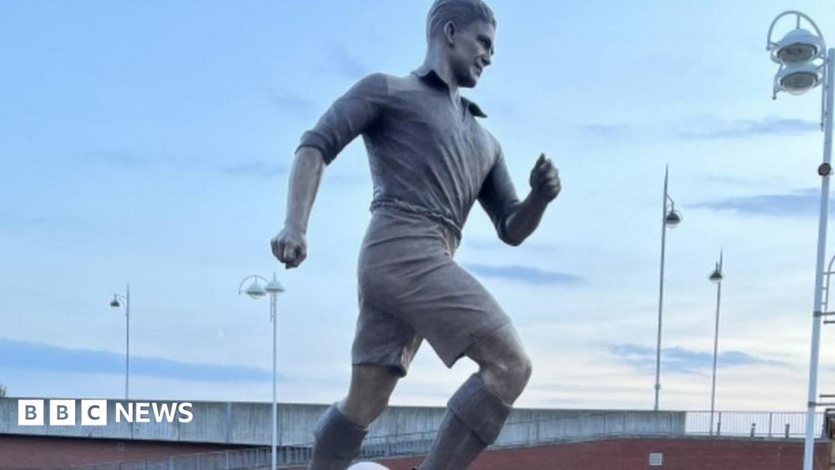 George Camsell: Statue unveiled of Middlesbrough top goal-scorer - BBC News