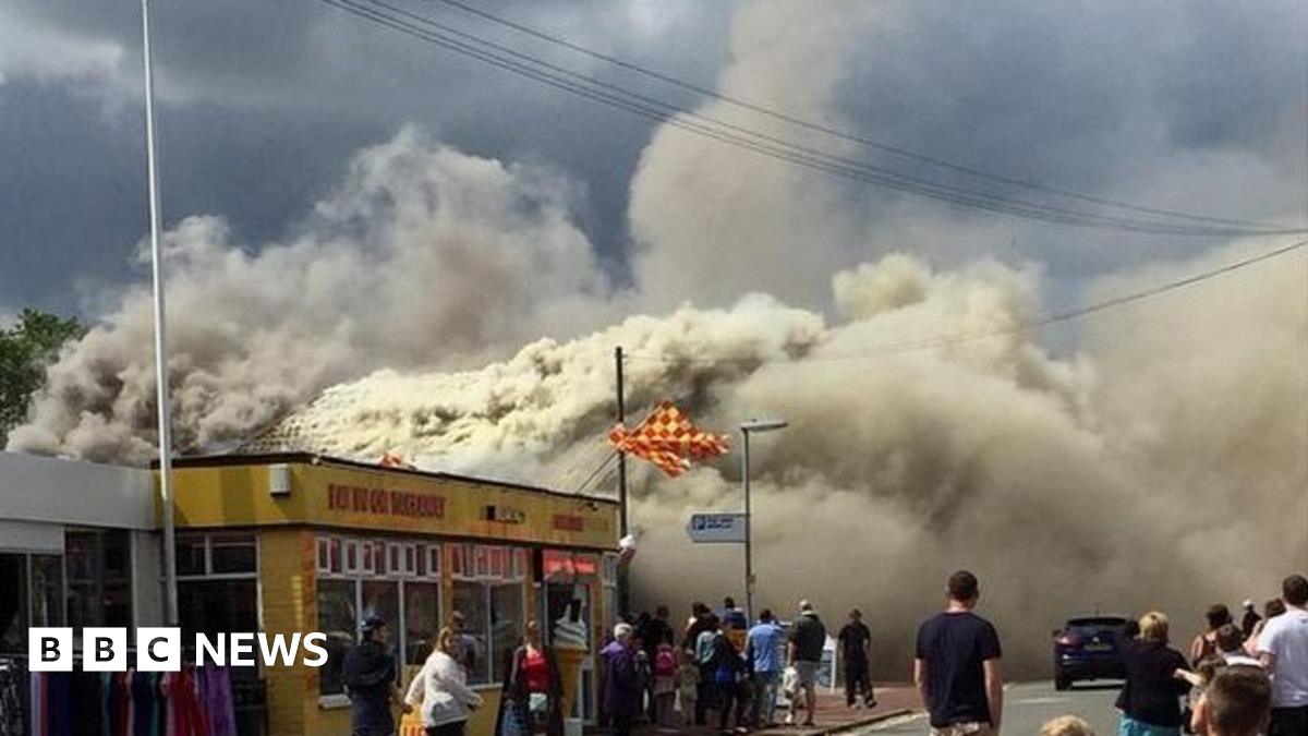 Hemsby chip shop fire 'disaster' for resort - BBC News