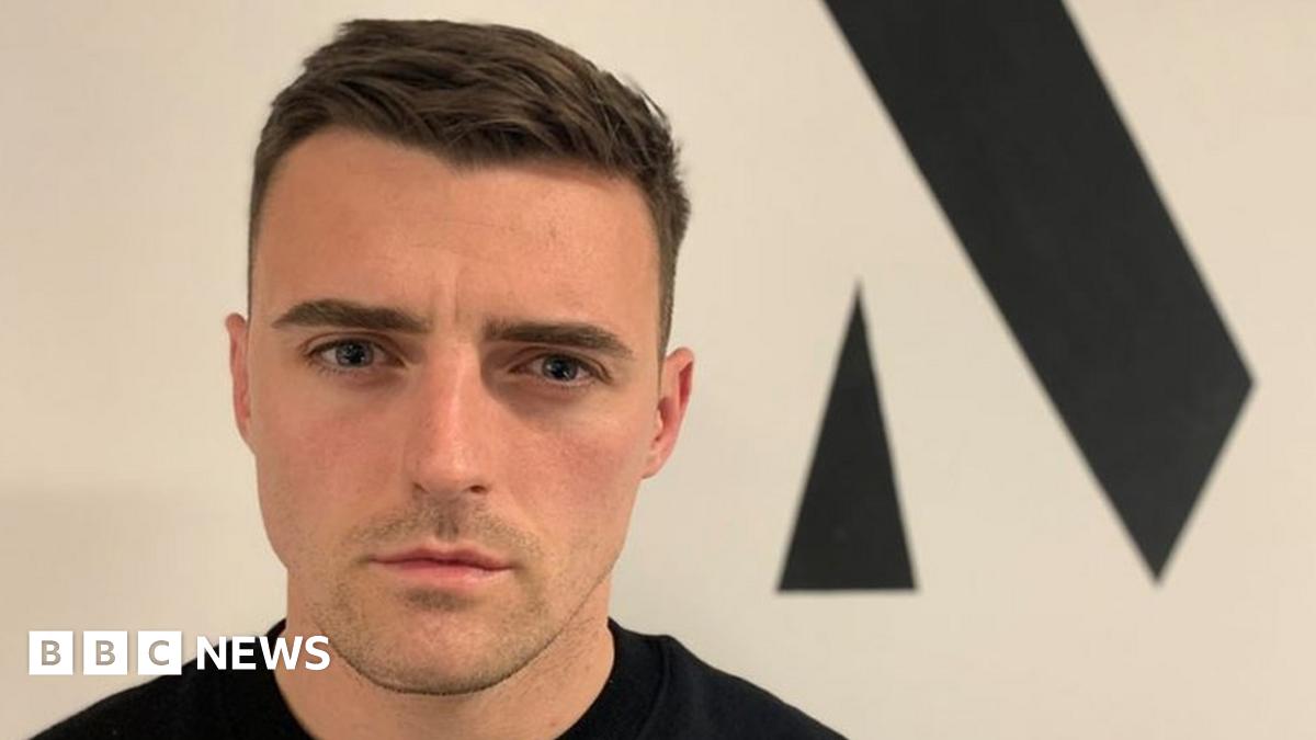 Sydney stabbing: British 'heroes' who tackled knifeman - BBC News