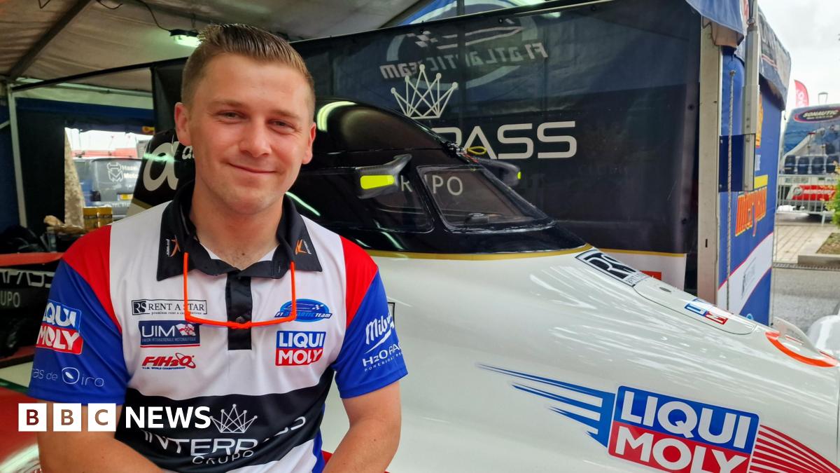 Kent: Life as a 120mph powerboat racer: 'It's like flying' - BBC News