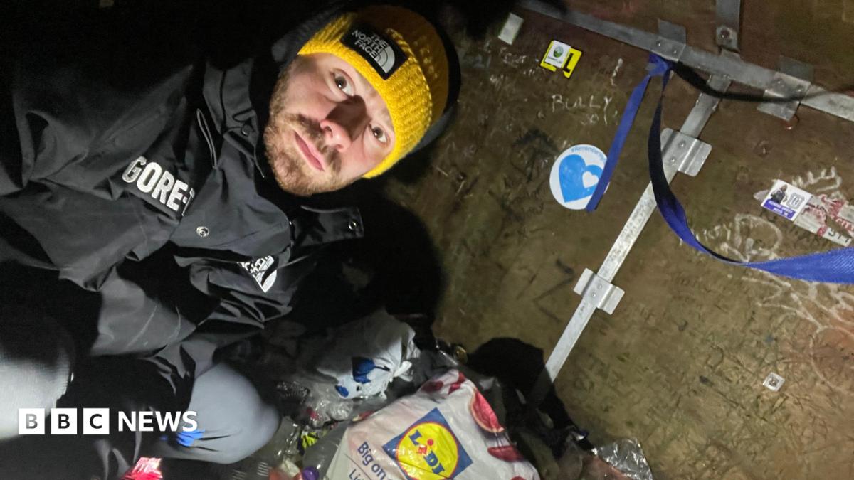 Bedford adventurer clears 'disgusting rubbish' at Ben Nevis - BBC News