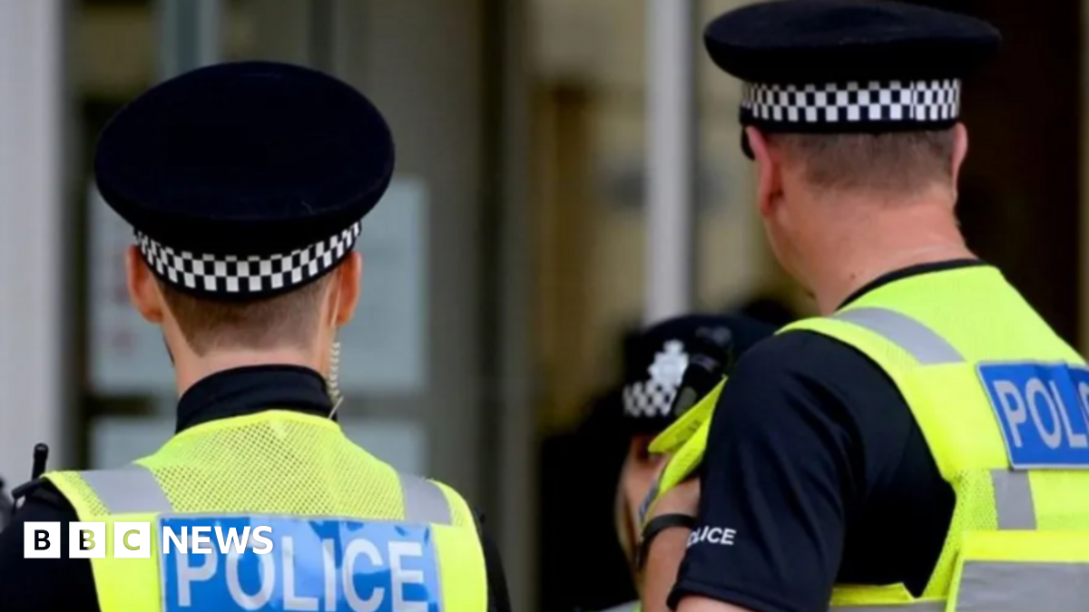 Police in Bristol stop unlicensed music event in St Philips - BBC News