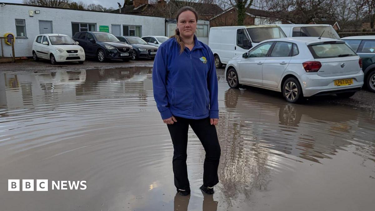 Residents' anger at persistent flooding in Godalming - BBC News