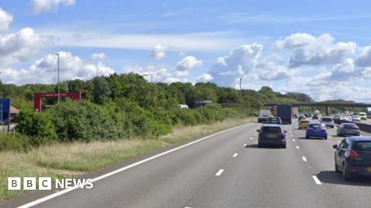M25 crash: Witness appeal after motorcyclist dies in Kent - BBC News