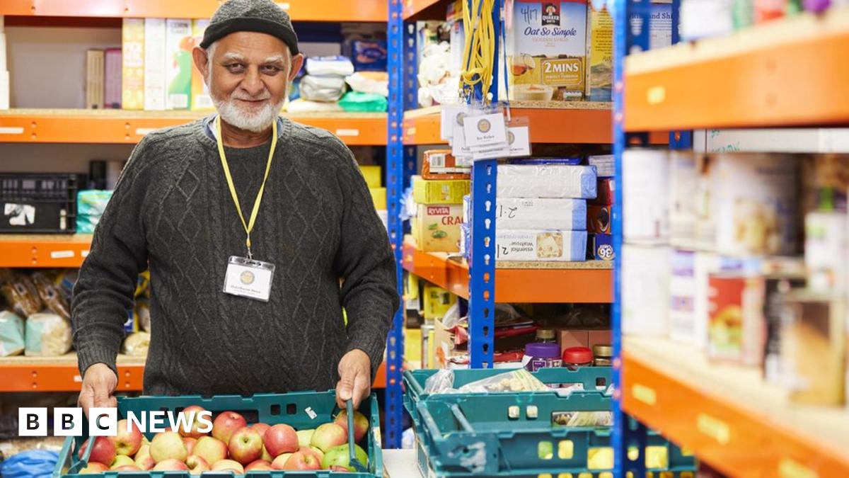 Coronavirus: Food bank shortage blamed on panic buying - BBC News