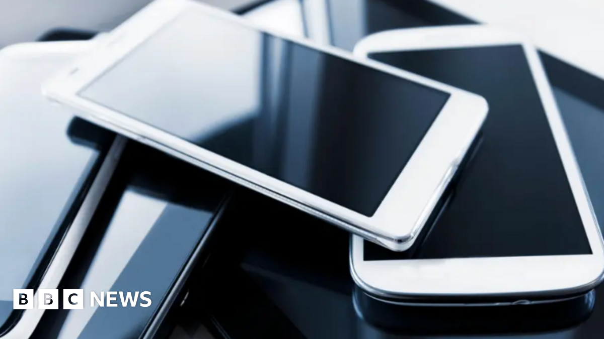 Teenager arrested after series of Cambridge e-bike phone thefts - BBC News