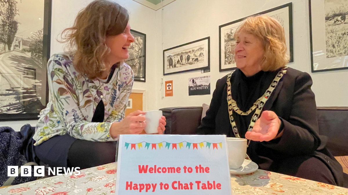 Malvern cafes install Happy to Chat tables - BBC News