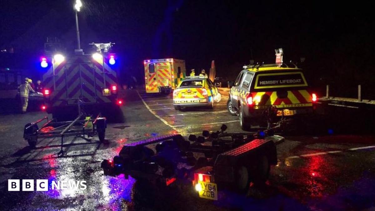Norfolk Broads rescue operation after car plunges into river - BBC News