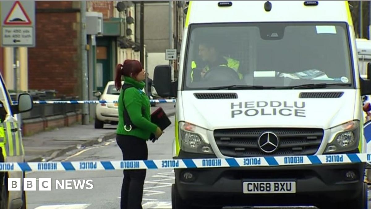 Knife crime: 70 stopped and searched in Cardiff - BBC News