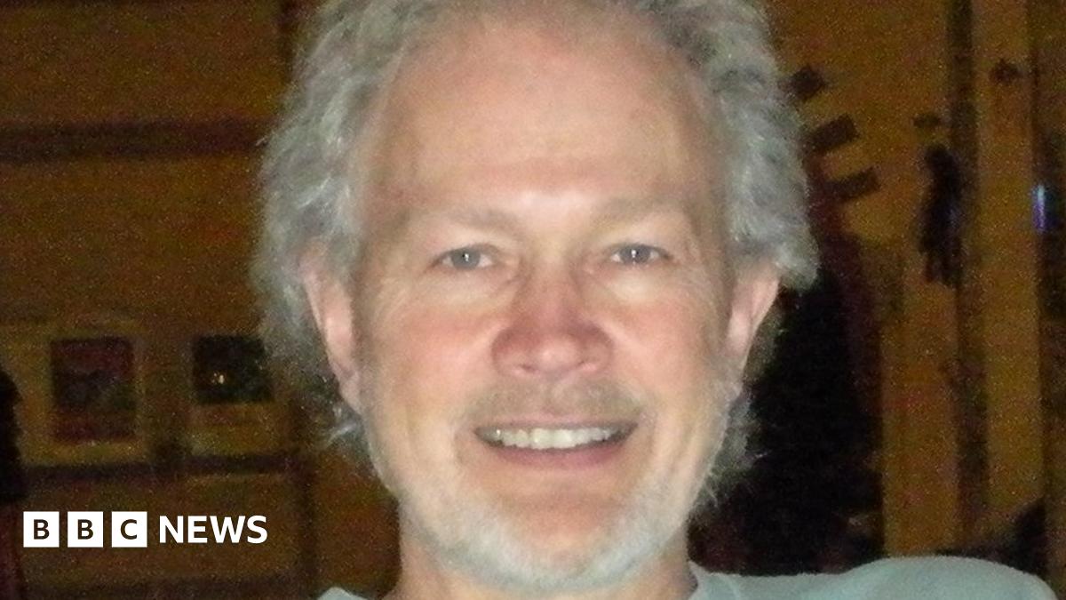 What to do if you're attacked by a swarm of wasps - BBC News