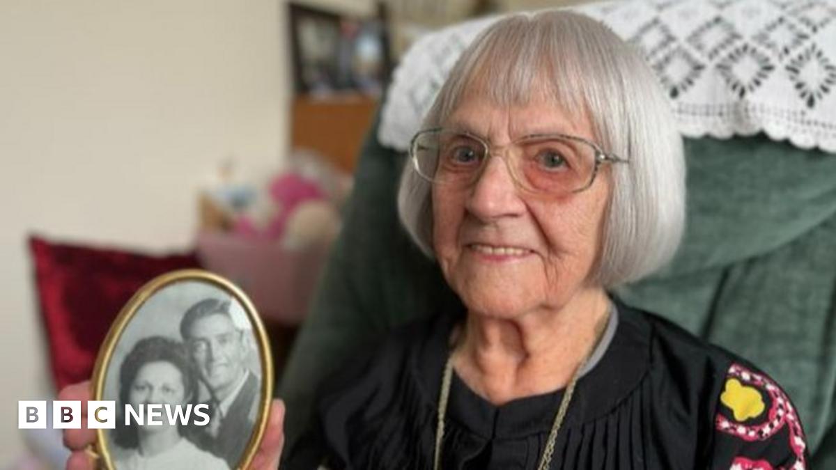 Crowborough: World War Two land girl celebrates 103rd birthday - BBC News