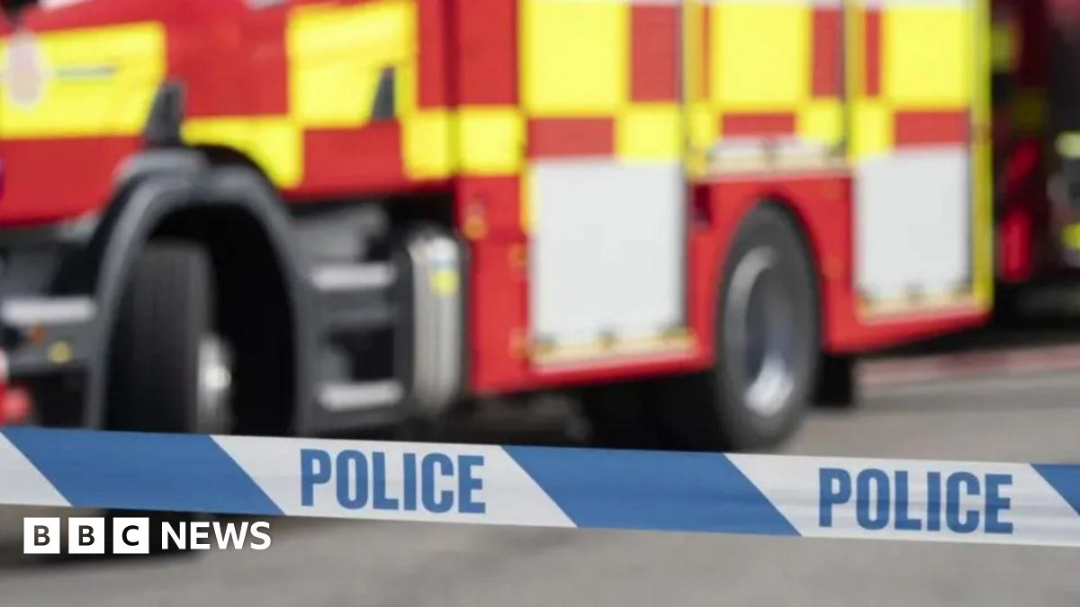 M20: Stationary fire engine involved in motorway crash - BBC News