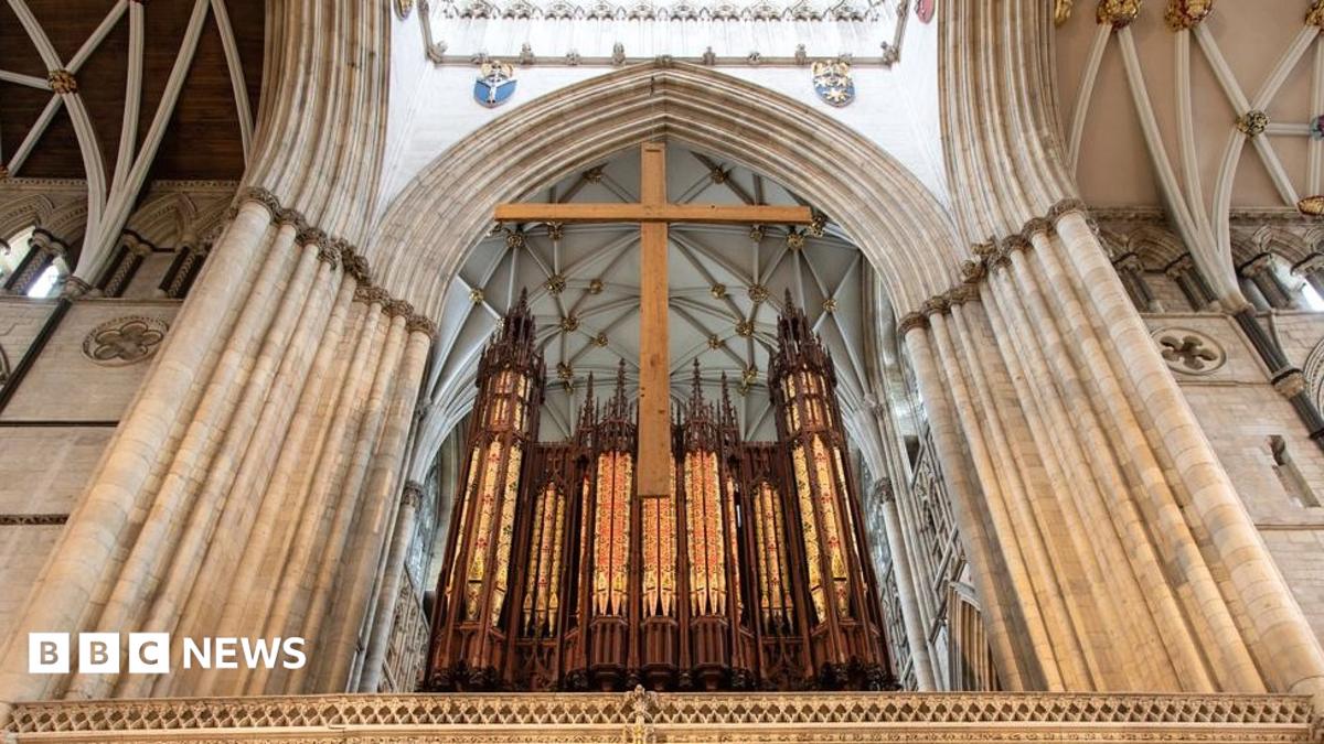 York Minster installs giant wooden cross for Lent - BBC News
