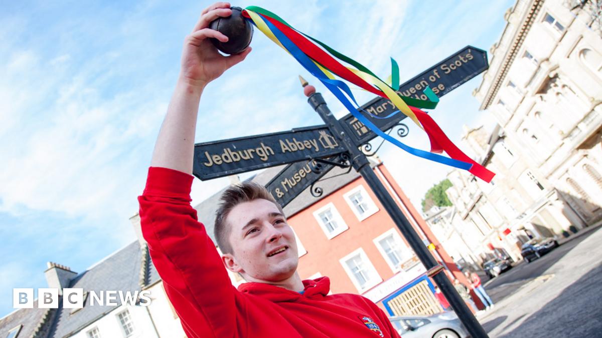 In pictures: Jedburgh ba' game - BBC News