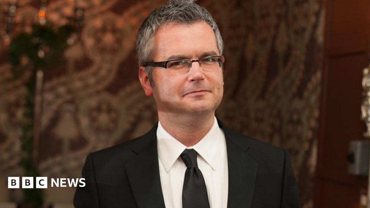 Leicester Comedy Festival founder to leave after 30 years - BBC News