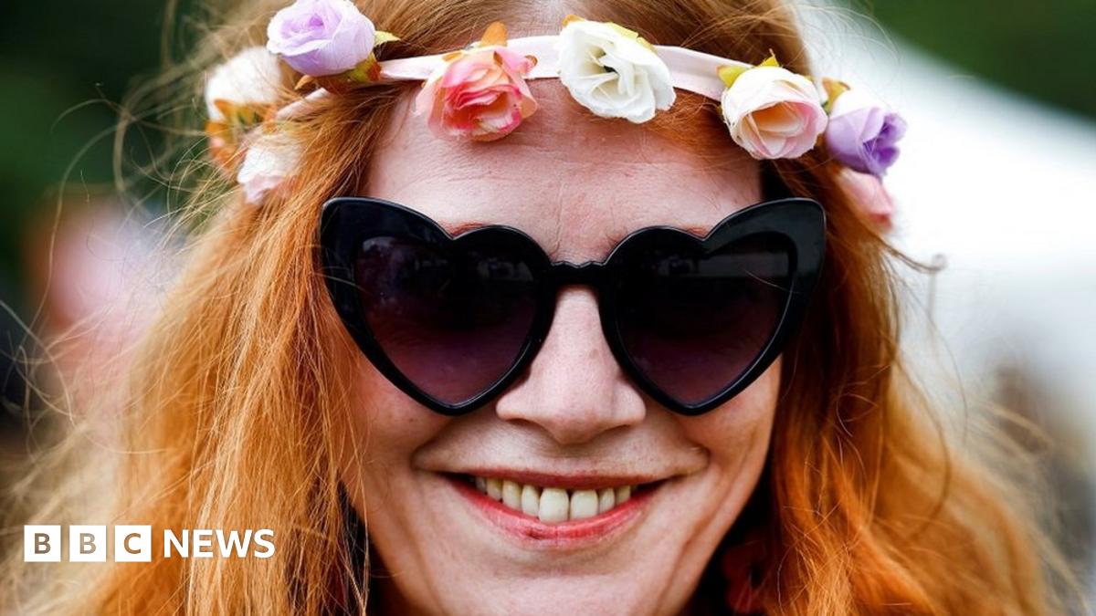 In pictures: Redheads celebrate fiery locks at Dutch festival - BBC News
