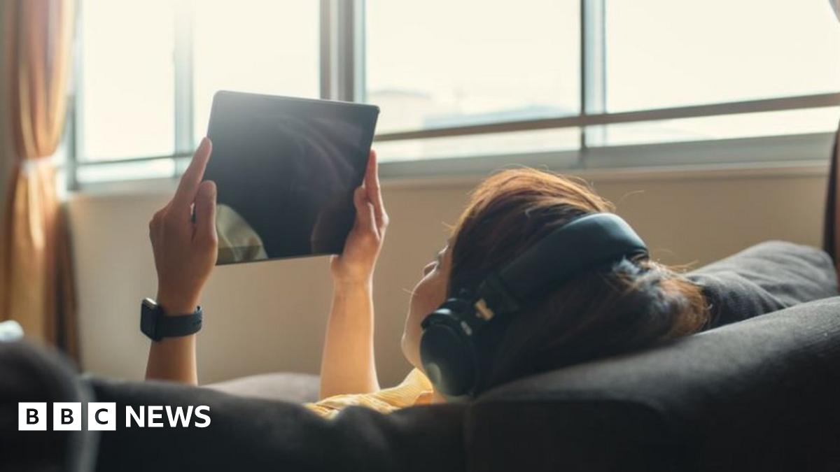 Climate change: Is your Netflix habit bad for the environment? - BBC News