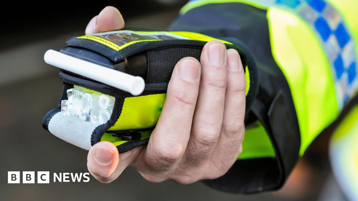 Man arrested twice in a week for drink driving - BBC News
