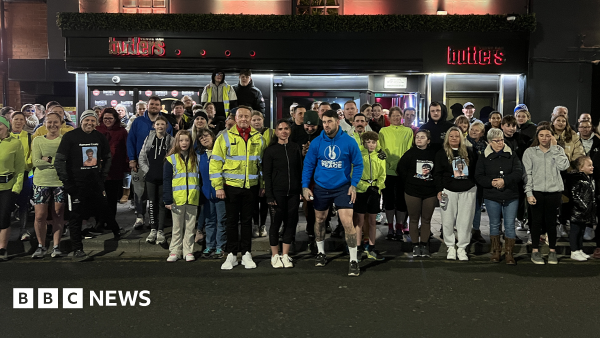 Gloucester runners begin challenge in memory of Ramarni Crosby - BBC News