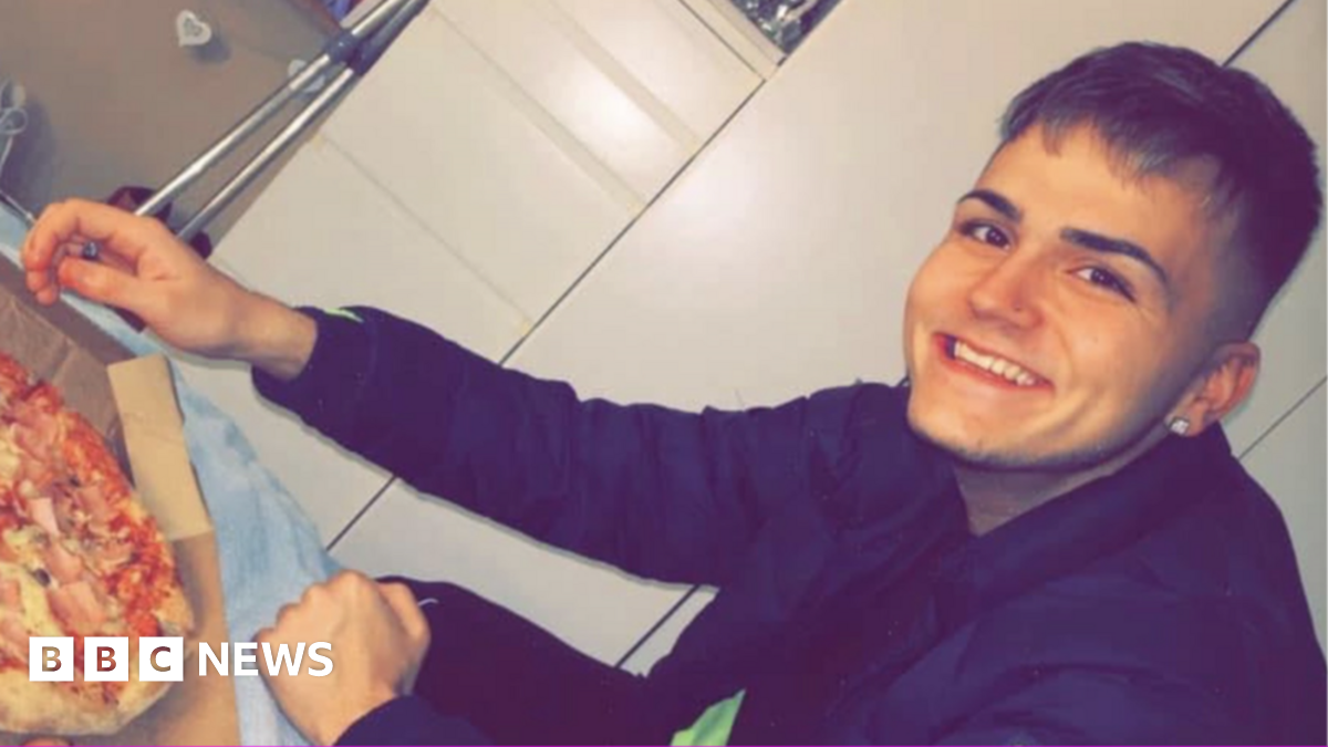 UWE students still without Bristol accommodation as term starts - BBC News