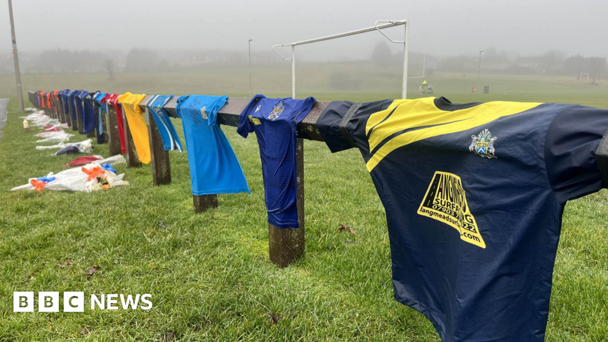 Coedely: Rugby club remembers crash victims at match - BBC News