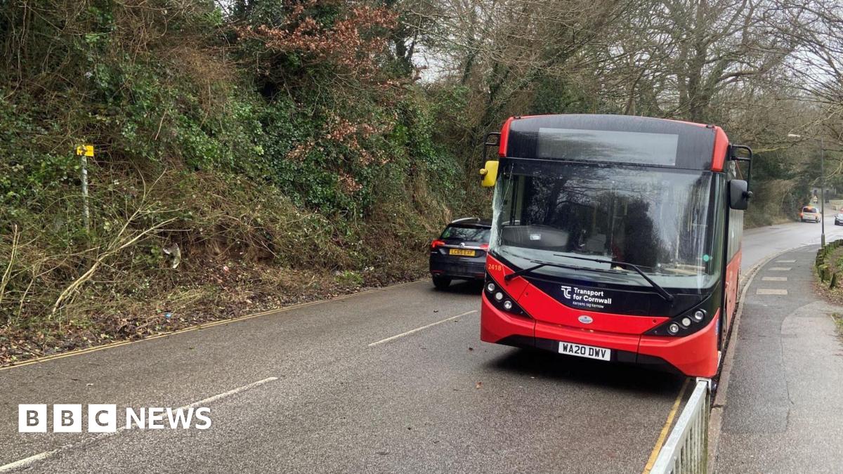Rethink over decision to stop child bus passes in Cornwall - BBC News