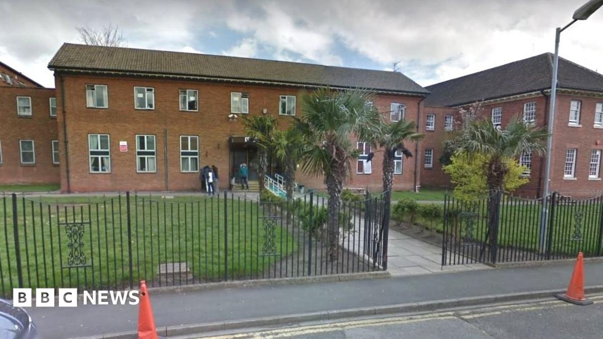 Asylum seekers say Wakefield centre felt like being in jail - BBC News