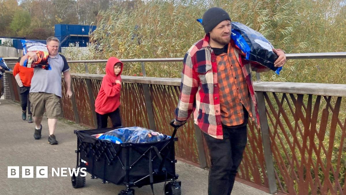 Man gifts bags of coal to Milton Keynes canal boat community - BBC News