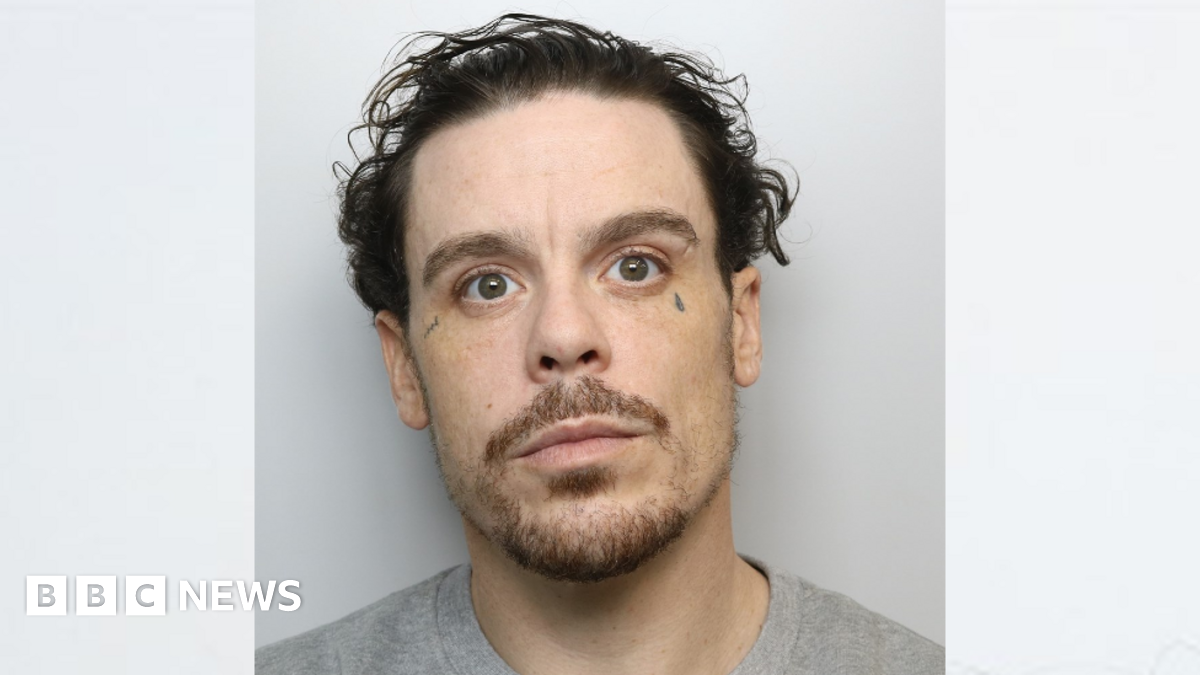 Bicester: Stalker who made 1,000 calls in afternoon jailed - BBC News