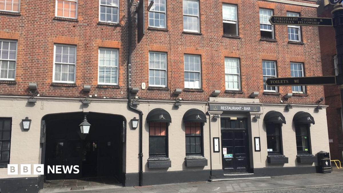 Hit-and-run brawl outside Towie's Sugar Hut club - BBC News