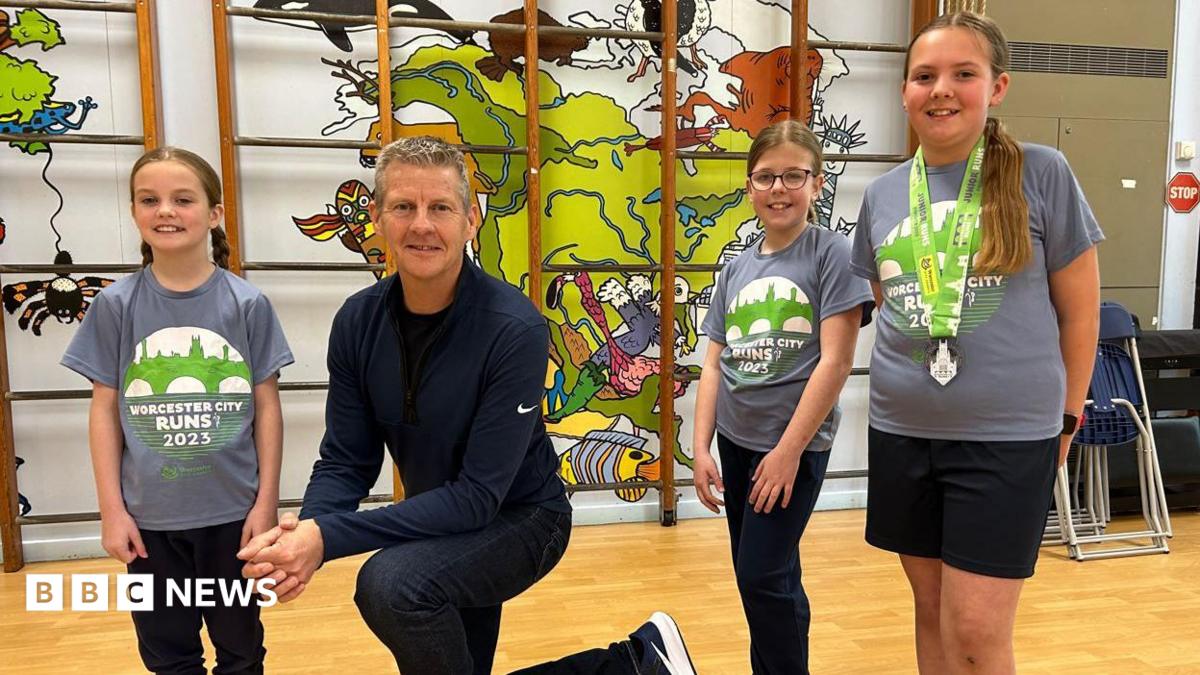 Olympian encourages Worcester school children to take up running - BBC News
