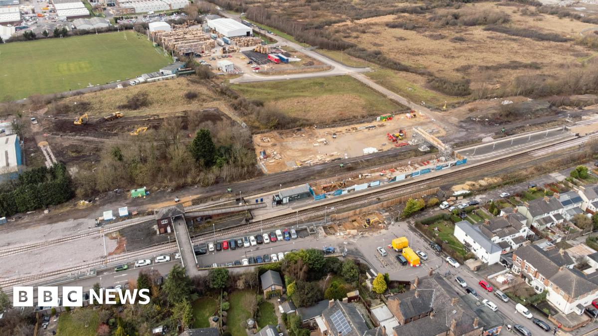 Eaglescliffe station linked to Manchester by new train route - BBC News