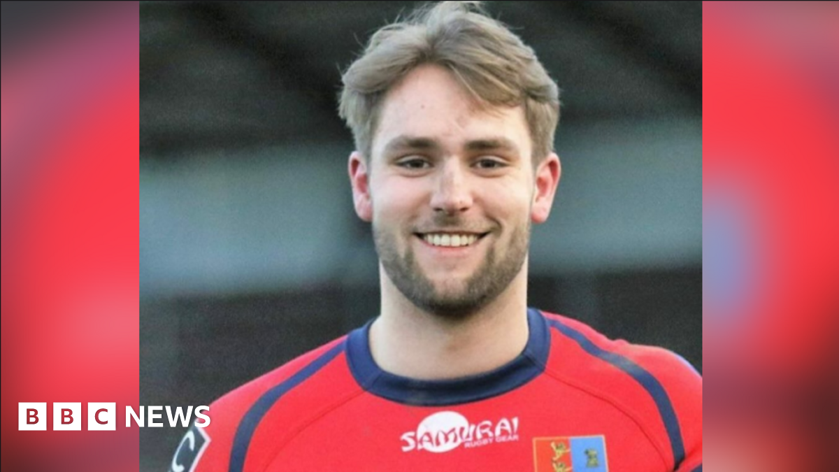 Rugby player, 28, dies after collapsing at Great Bristol Run - BBC News