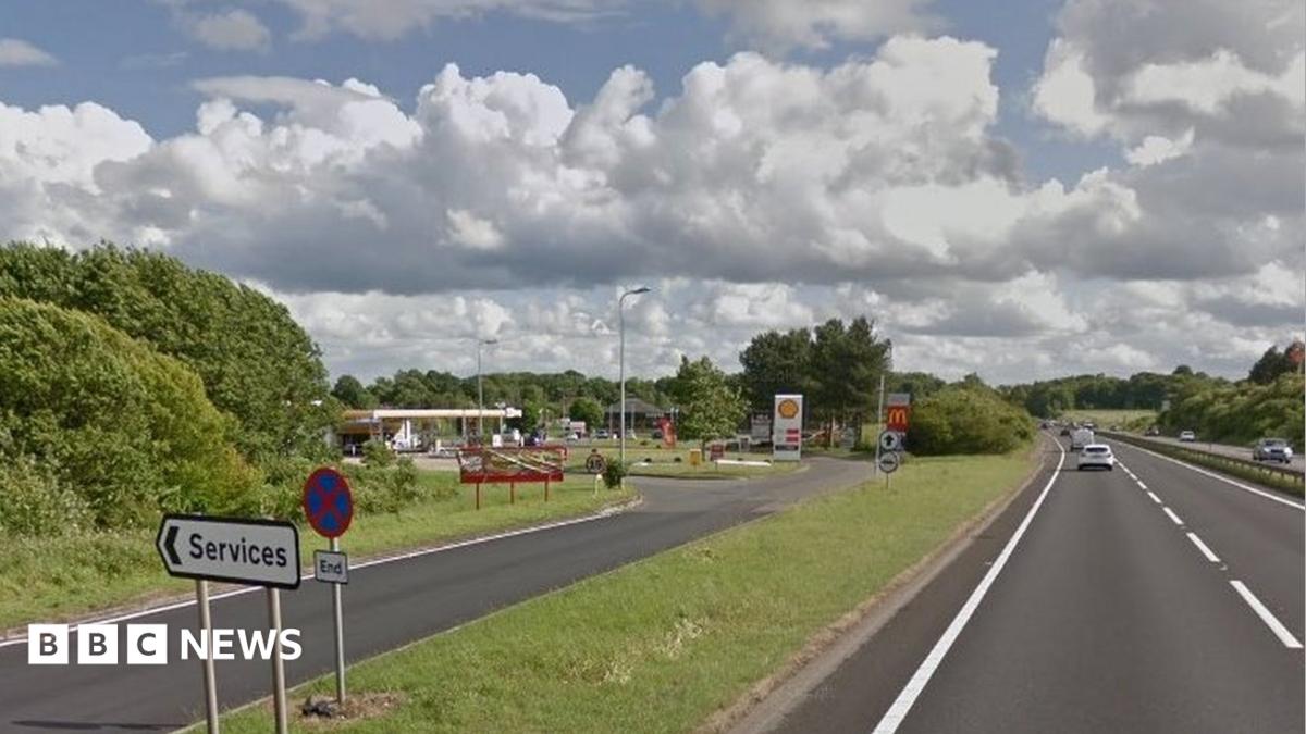 Man dies in A34 minibus and lorry crash in Hampshire - BBC News