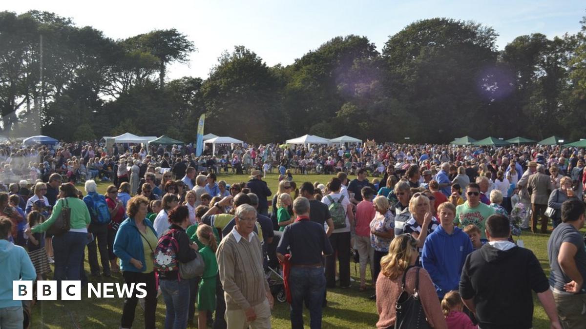 Guernsey's Le Viaer Marchi replaced with smaller festival - BBC News