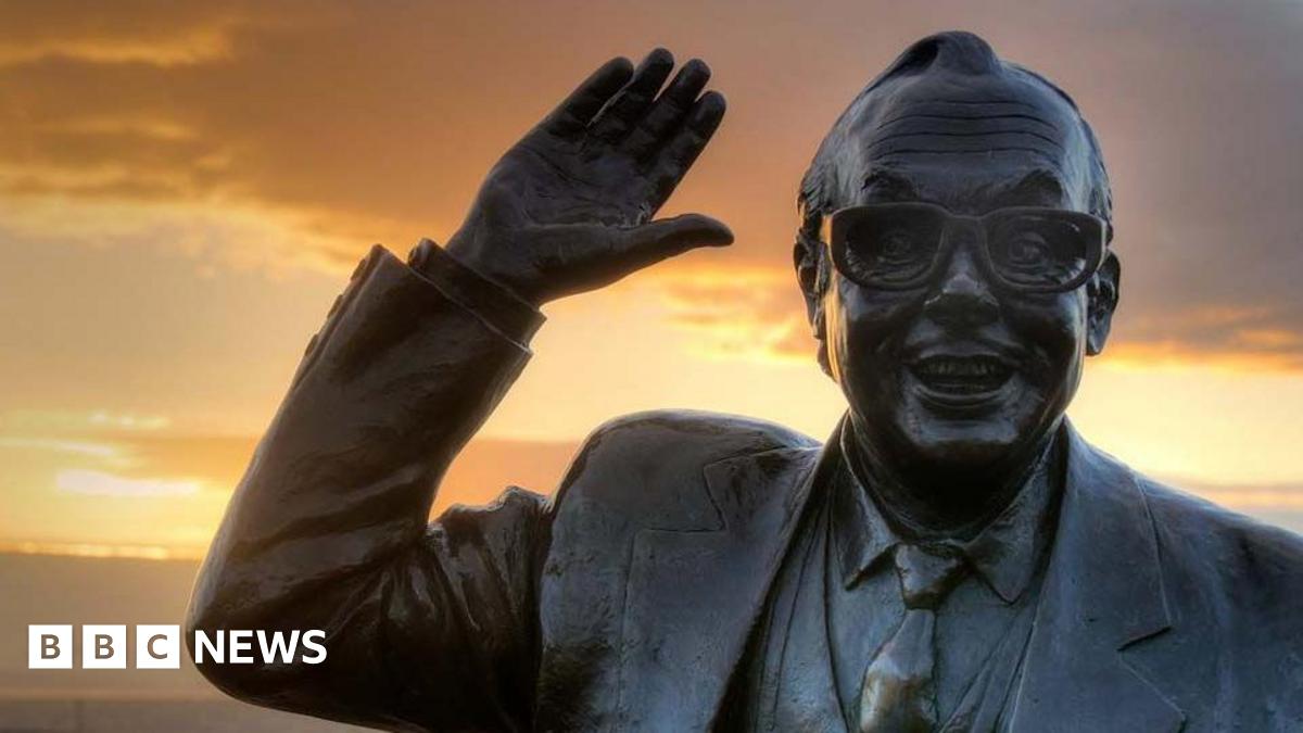 Eric Morecambe statue still bringing sunshine after 25 years - BBC News