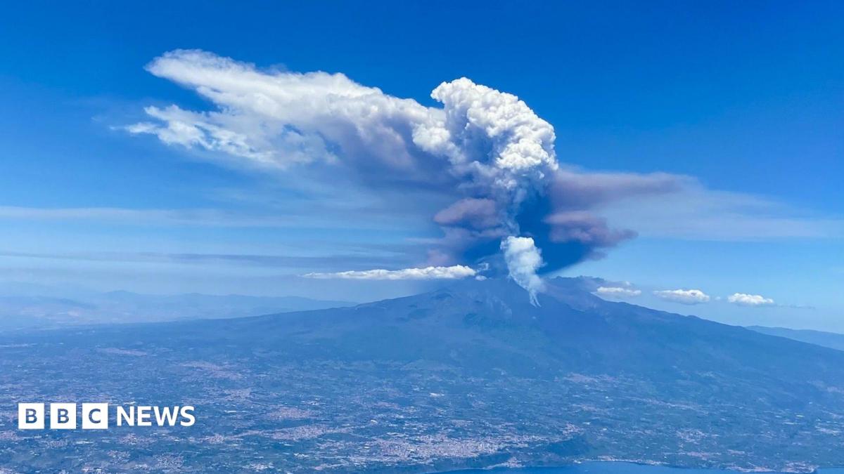 Passenger sees Mount Etna erupting from plane window - BBC News