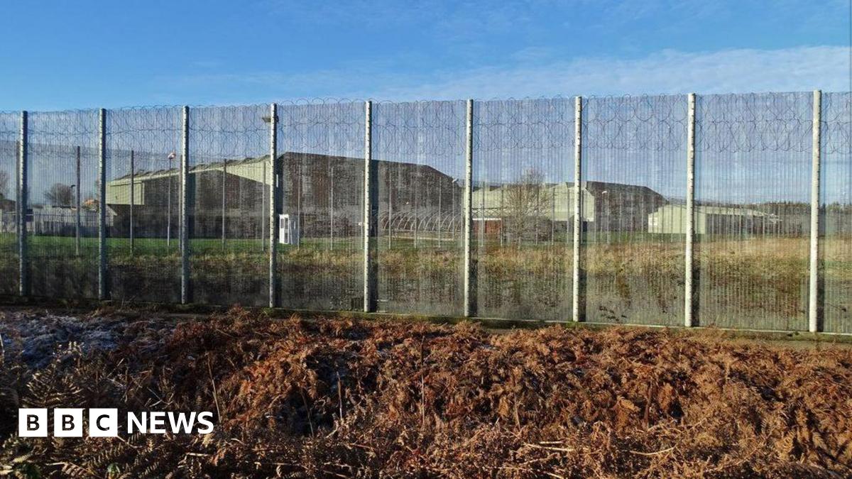 HMP Lindholme prison officer jailed over affair with inmate - BBC News