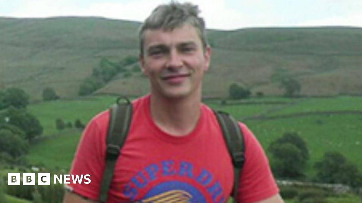 Accidental death verdict in Sunk Island farm slurry pit drowning - BBC News