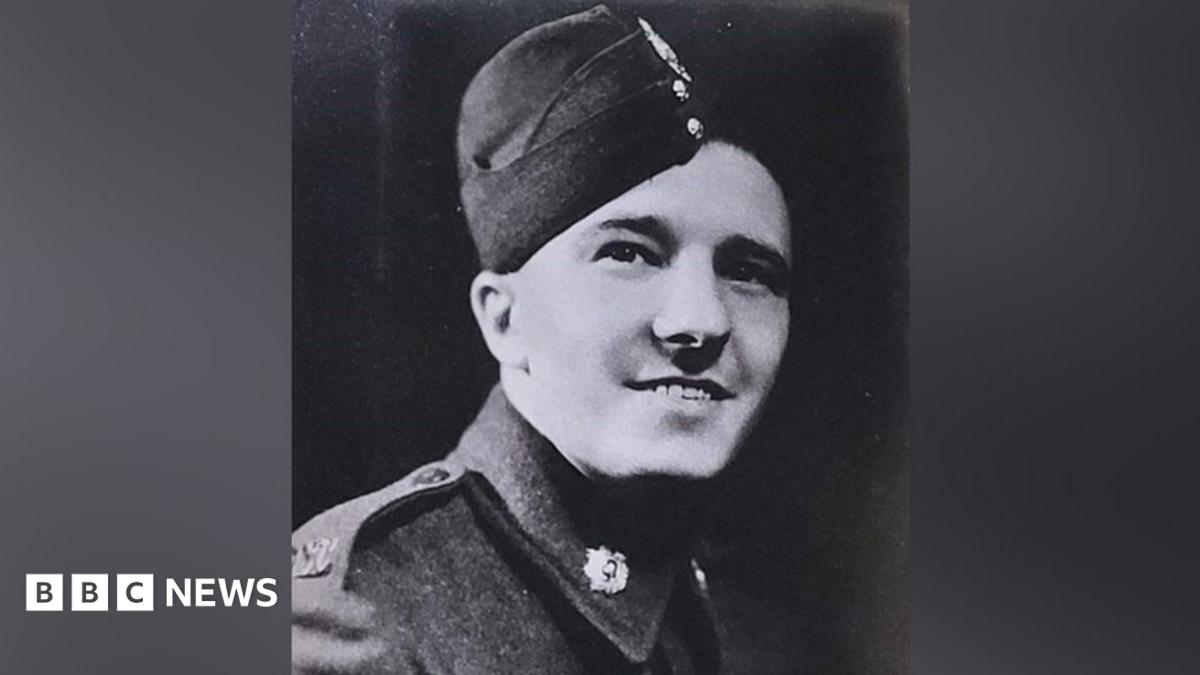 Chester firefighter who died in WW2 blitz blaze honoured - BBC News