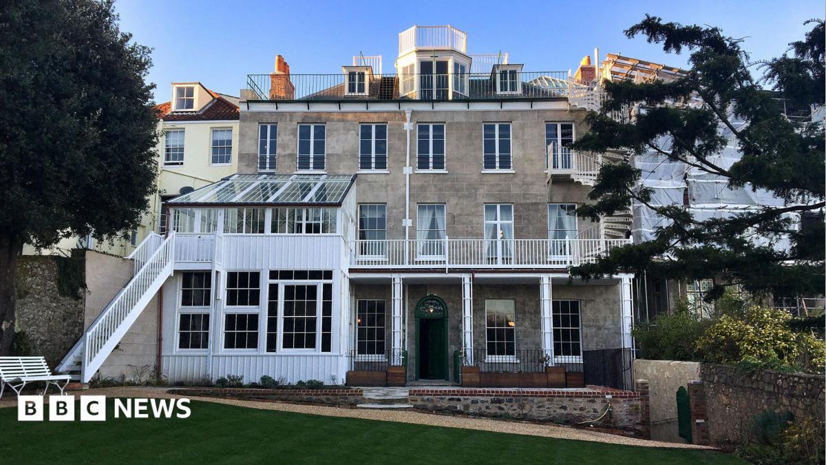 Asian hornets seen near Victor Hugo's Guernsey home - BBC News