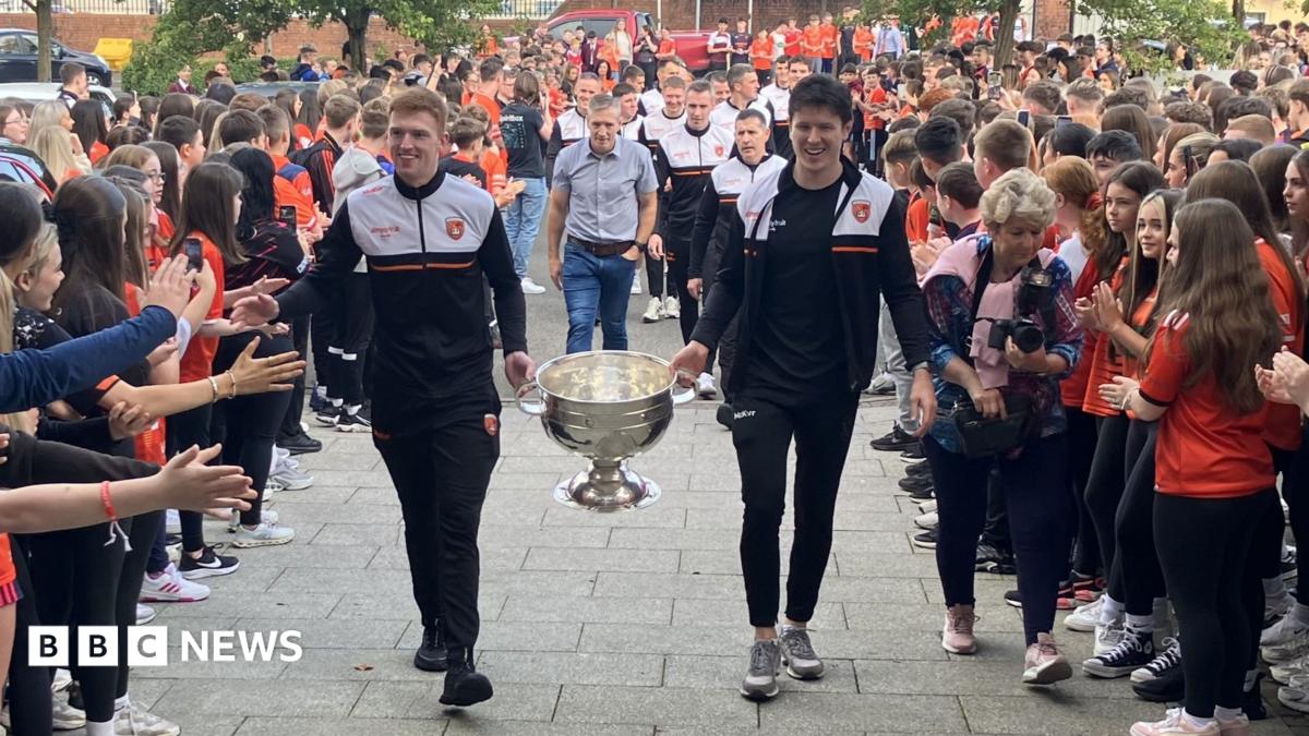 All-Ireland: Sam Maguire visits school of 14 Armagh players - BBC News